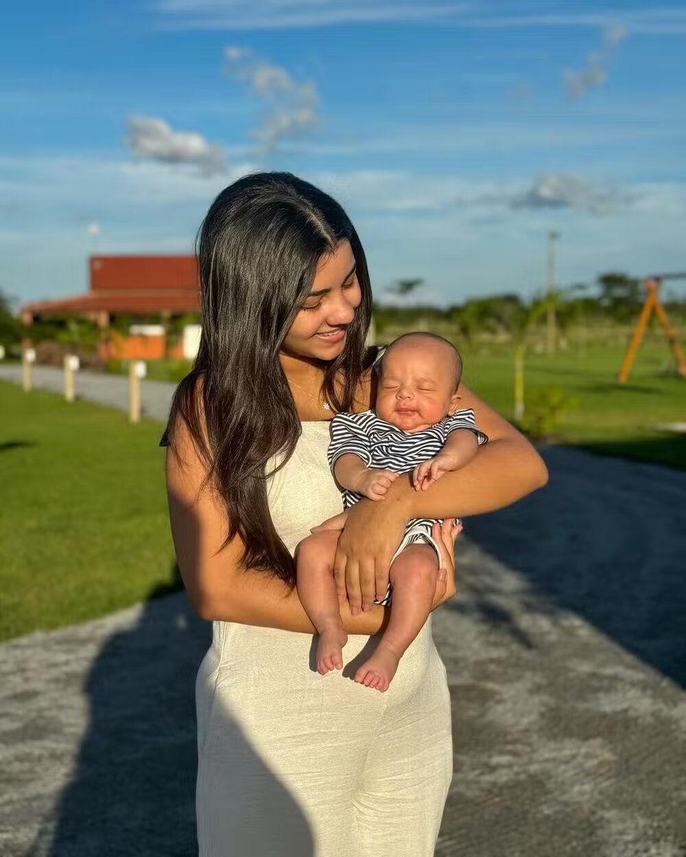 Ary Mirelle posa com primeiro filho de João Gomes e web reage: “A cara ...